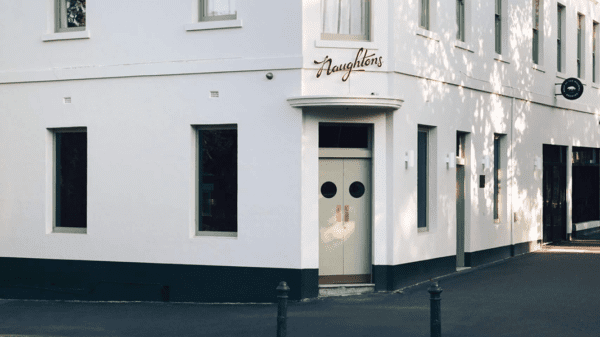 Naughton’s Hotel Parkville – solo gig - Nick Charles - Guitarist
